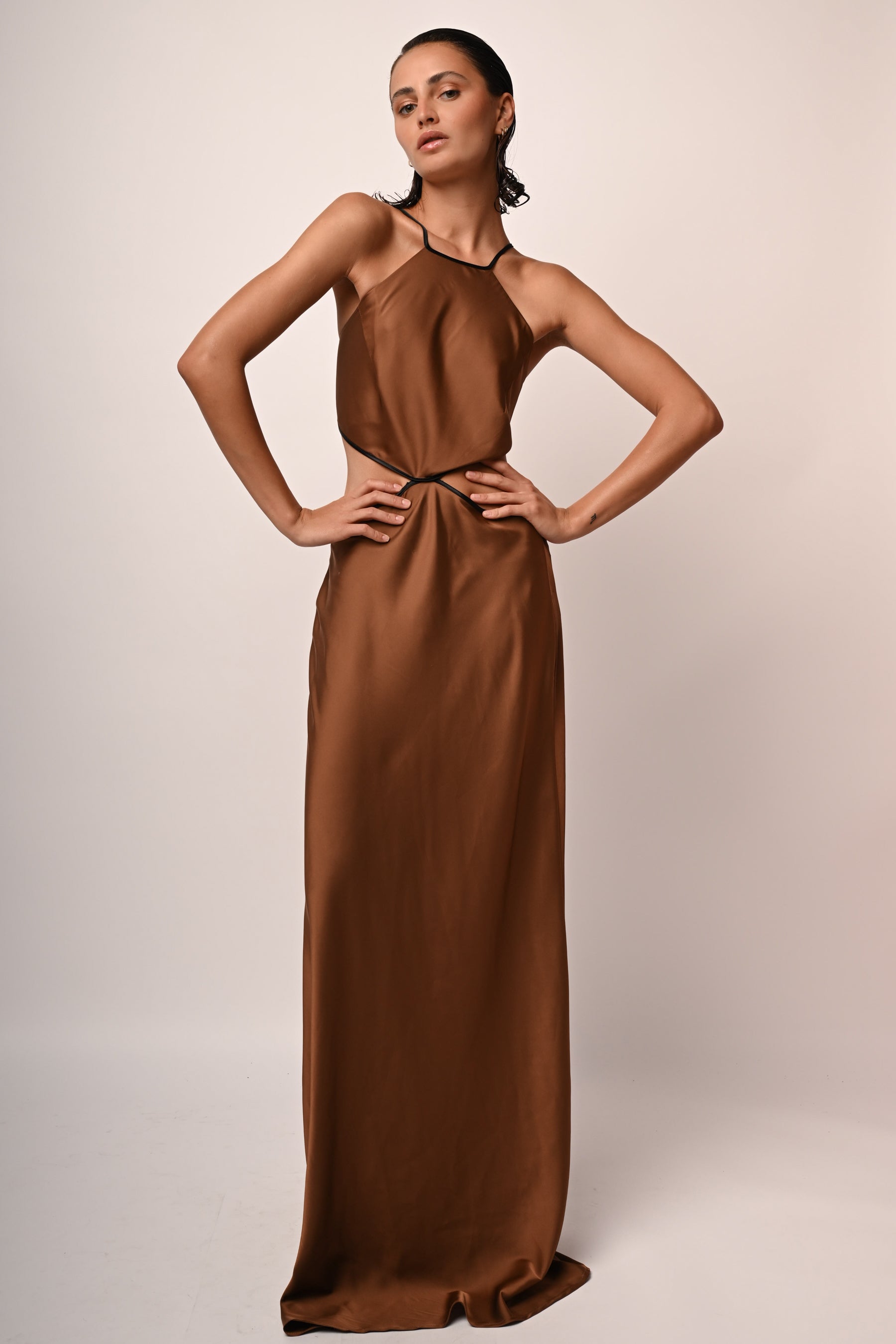 Abito lungo in raso con cut-out – Nunalie